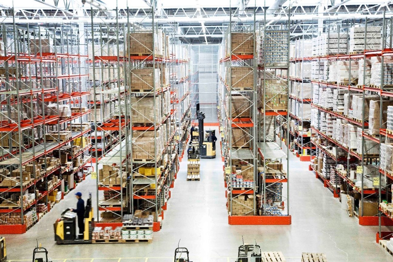 Jak vypadá moderní sklad? Na mechanické vozíky a obyčejné regály ...