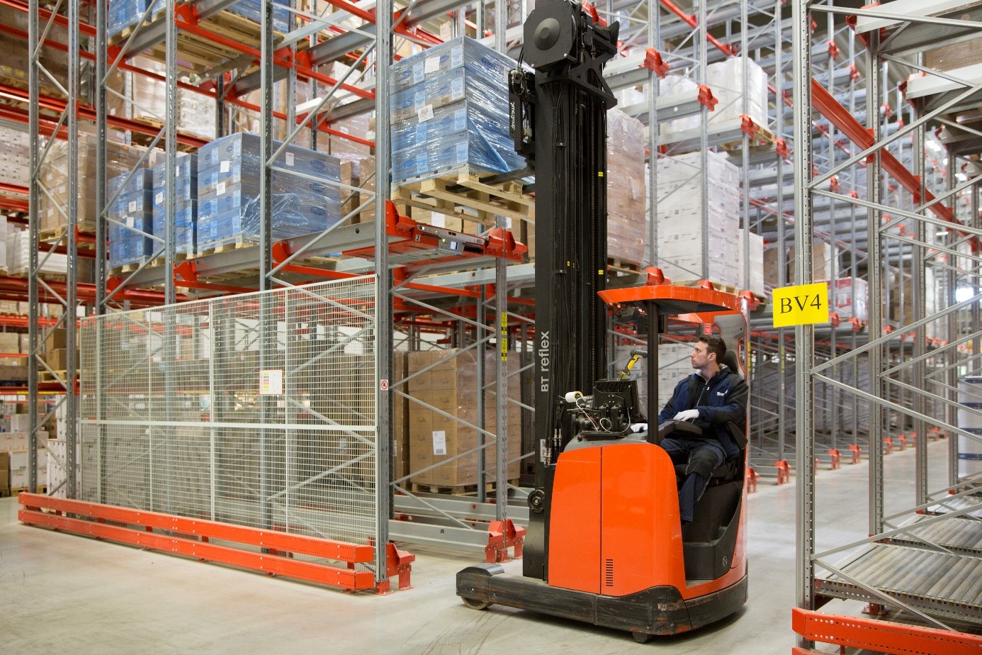 Jak vypadá moderní sklad? Na mechanické vozíky a obyčejné regály ...